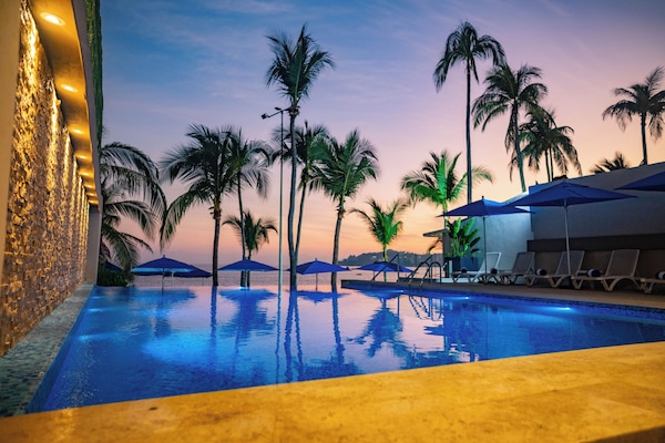 2 piscinas exteriores, guarda-sóis, espreguiçadeiras
