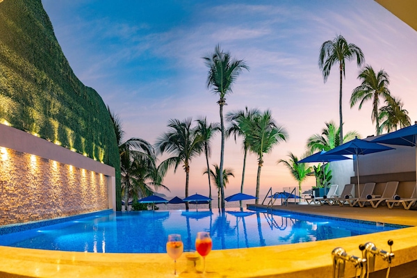 2 piscinas exteriores, guarda-sóis, espreguiçadeiras