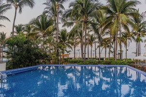 3 piscinas externas, funciona das 9h às 21h, espreguiçadeiras