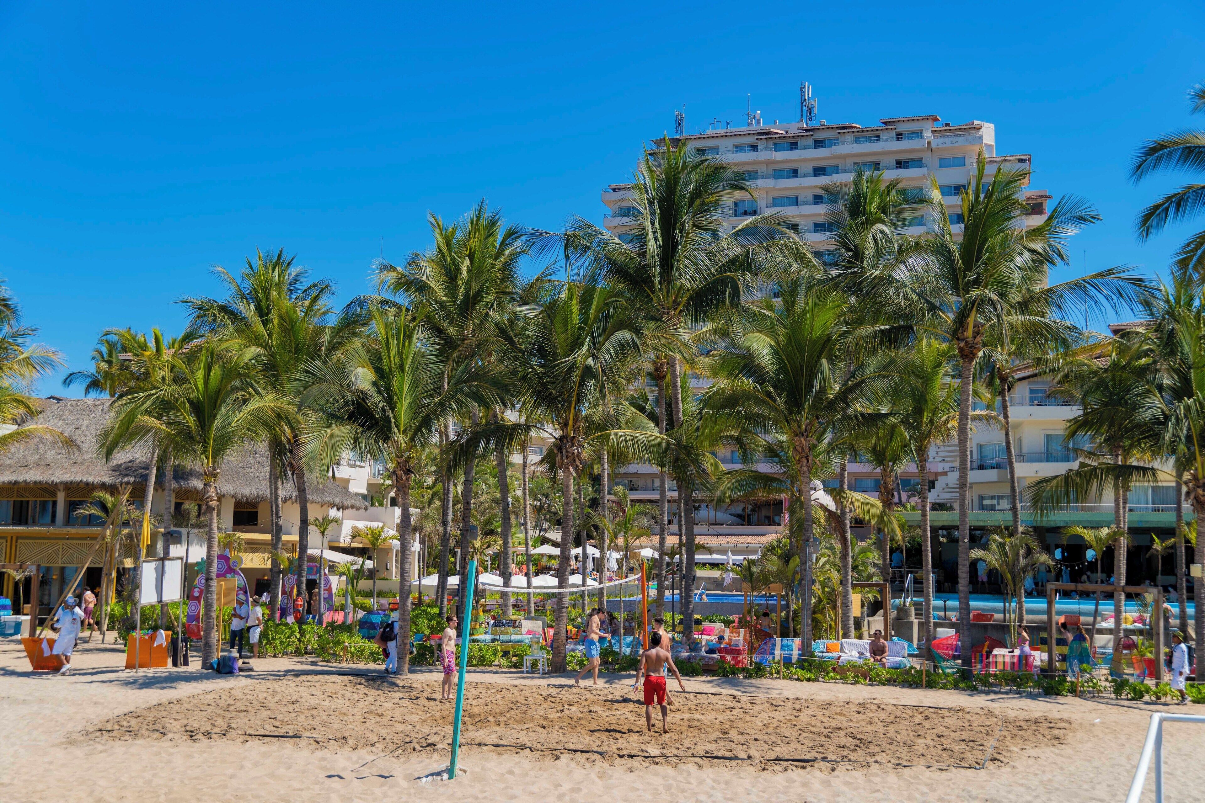 Na praia, toalhas de praia, voleibol de praia, caiaque 