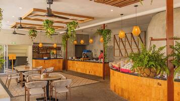 4 restaurantes, é servido café da manhã