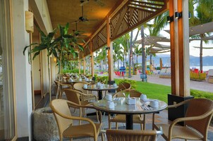 4 restaurantes, é servido café da manhã