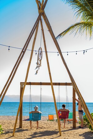 Na praia, toalhas de praia, voleibol de praia, caiaque 