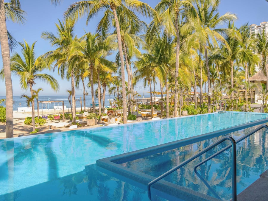 3 piscinas externas, funciona das 9h às 21h, espreguiçadeiras