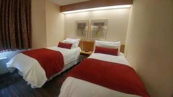 Quarto, 2 camas individuais | Secretária, quartos insonorizados, ferro/tábua de engomar 