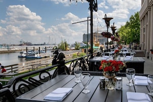 Pequenos-almoços servidos, cozinha americana, com vista para a praia