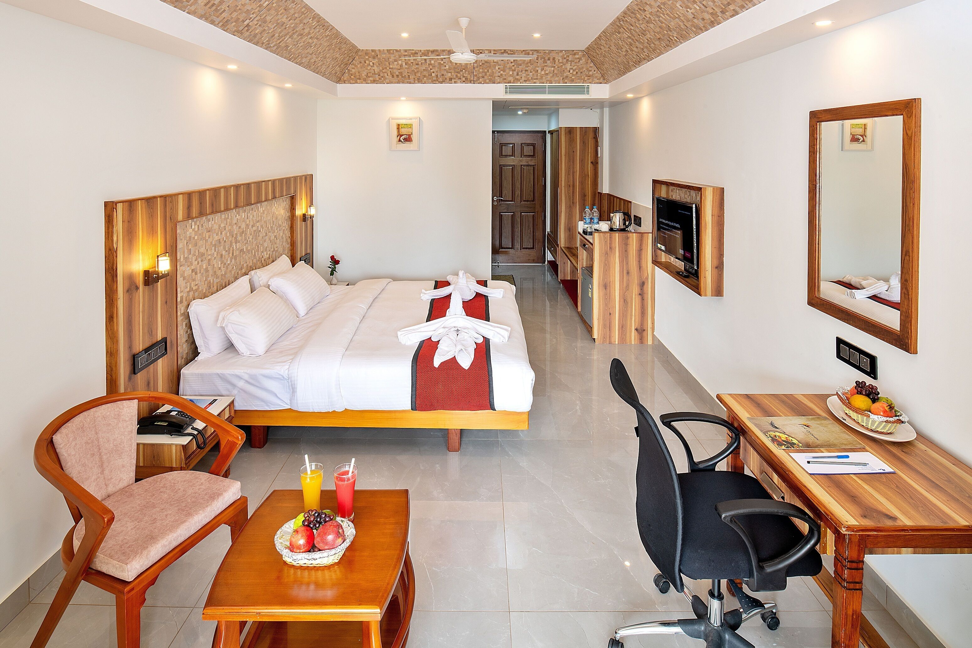 Quarto casal superluxo | Cofres nos quartos, escrivaninha, cortinas blackout