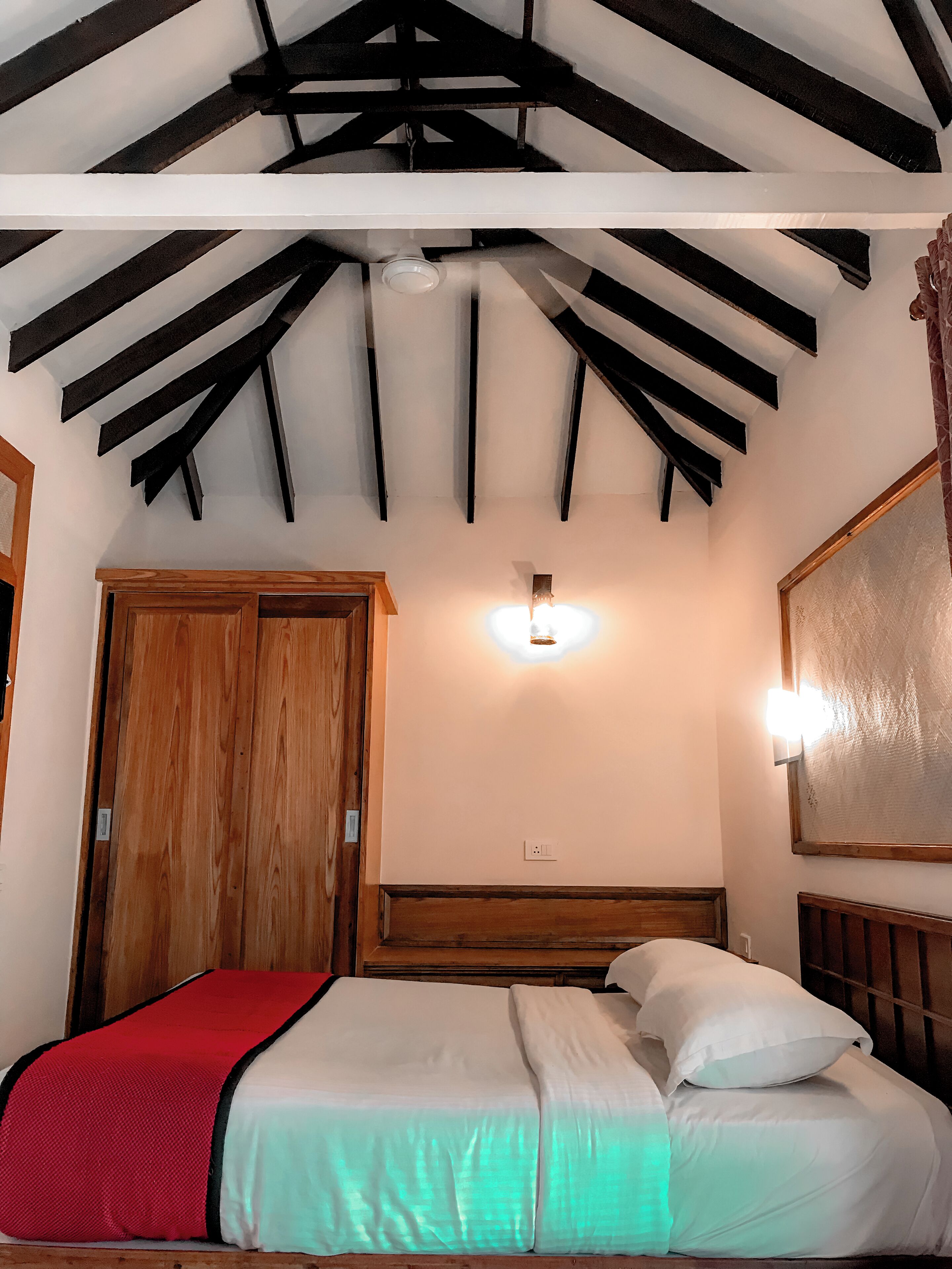 Quarto | Cofres nos quartos, escrivaninha, cortinas blackout