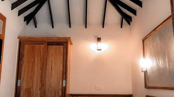 Quarto | Cofres nos quartos, escrivaninha, cortinas blackout