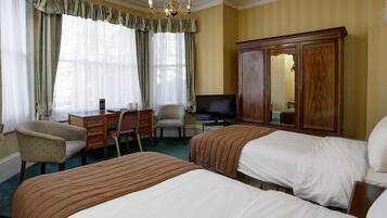 Superior Twin Room, 2 Single Beds, Non Smoking | Cofres nos quartos, individualmente decorados, escrivaninha