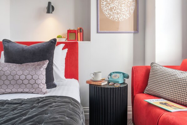 Quarto Individual Superior, 1 cama individual | Minibar, com decoração personalizada, secretária 