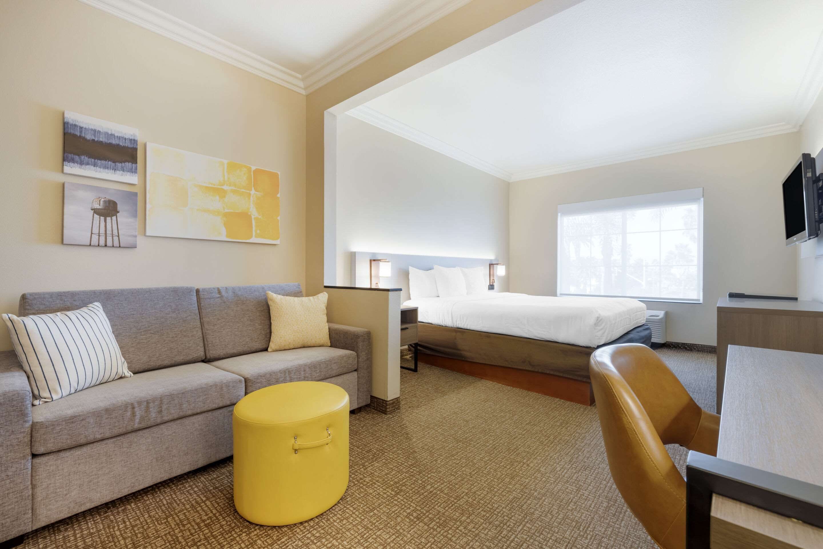 Roupas de cama premium, cofres nos quartos, escrivaninha