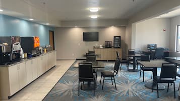 Café da manhã completo grátis todos os dias