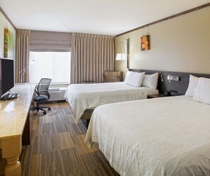 Quarto, 2 camas Queen | Roupas de cama premium, cofres nos quartos, escrivaninha