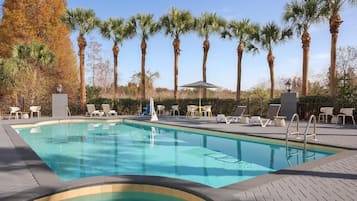 Piscina exterior, guarda-sóis, espreguiçadeiras