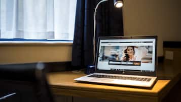 Secretária, secretária adequada para computadores portáteis
