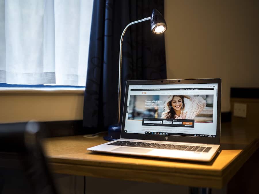 Secretária, secretária adequada para computadores portáteis