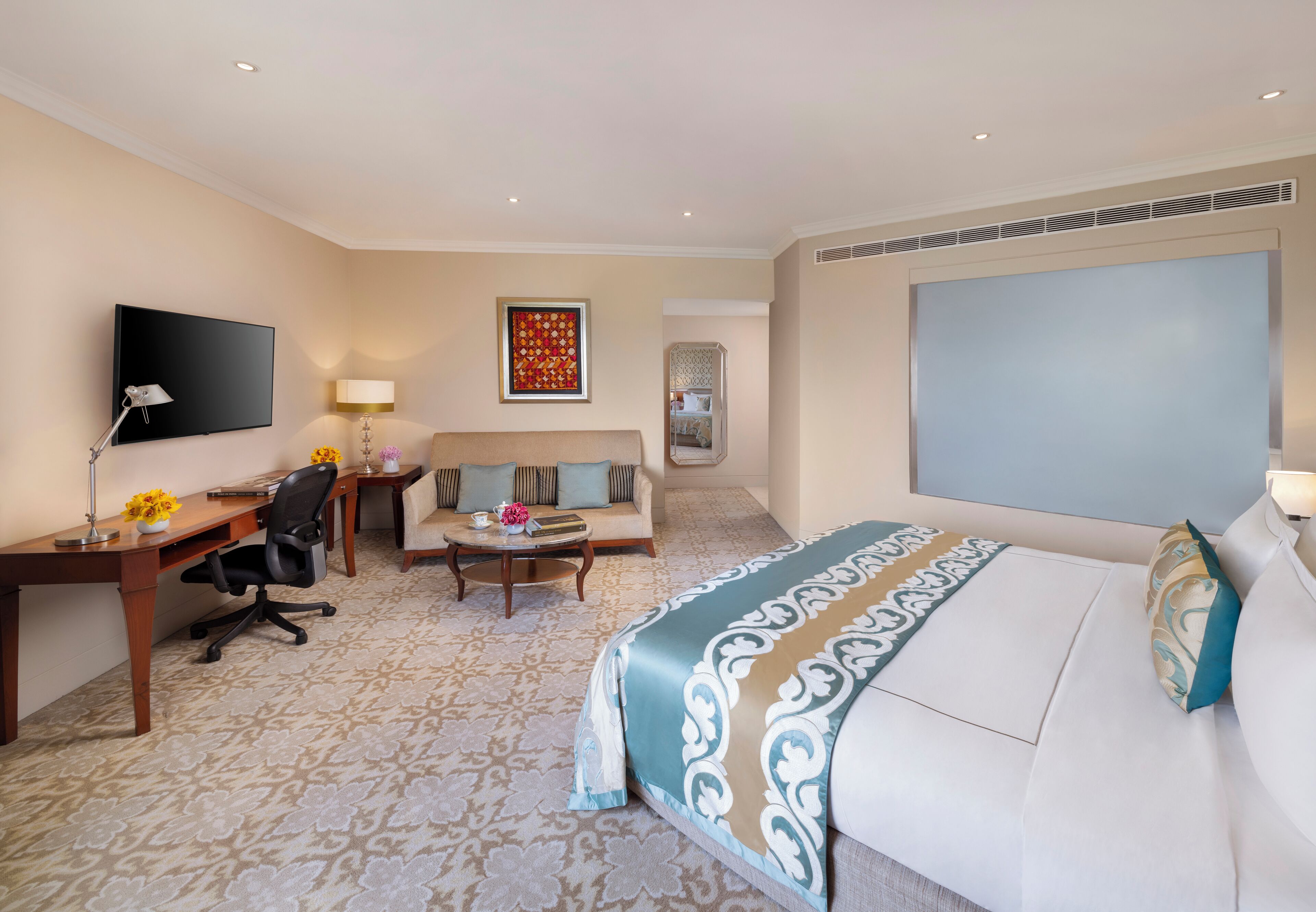 Taj Club King Bed Junior Suite | Roupa de alta qualidade, minibar, cofre no quarto 