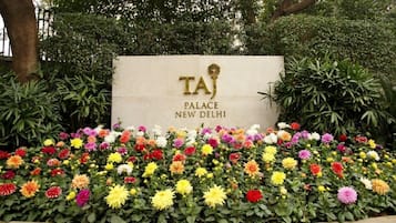 Placa do Taj Palace, Nova Delhi, com um arranjo floral à frente.
