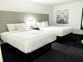 Quarto, 2 camas queen-size, não fumadores | Secretária, quartos insonorizados, ferro/tábua de engomar, Wi-fi grátis 