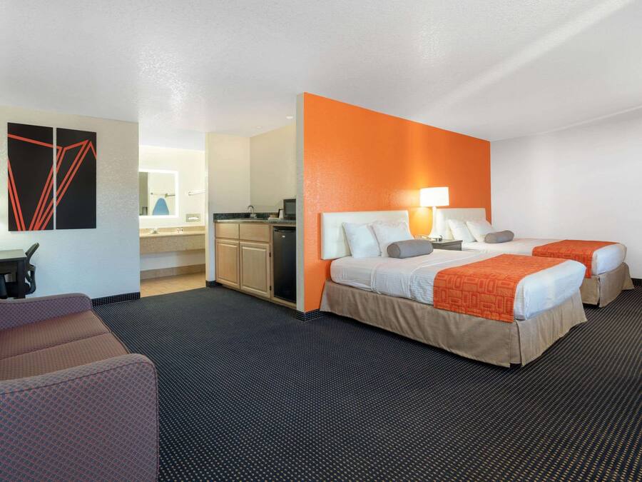 Suíte estúdio, 2 camas Queen, para não fumantes | 1 quarto, roupas de cama premium, escrivaninha