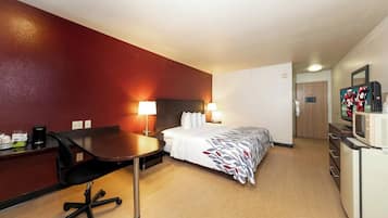 Quarto empresarial, 1 cama King, para não fumantes | Ferros/tábuas de passar roupa, berços grátis, Wi-Fi de cortesia