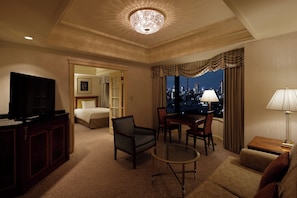 Edredões de penas, minibar, cofre no quarto, secretária