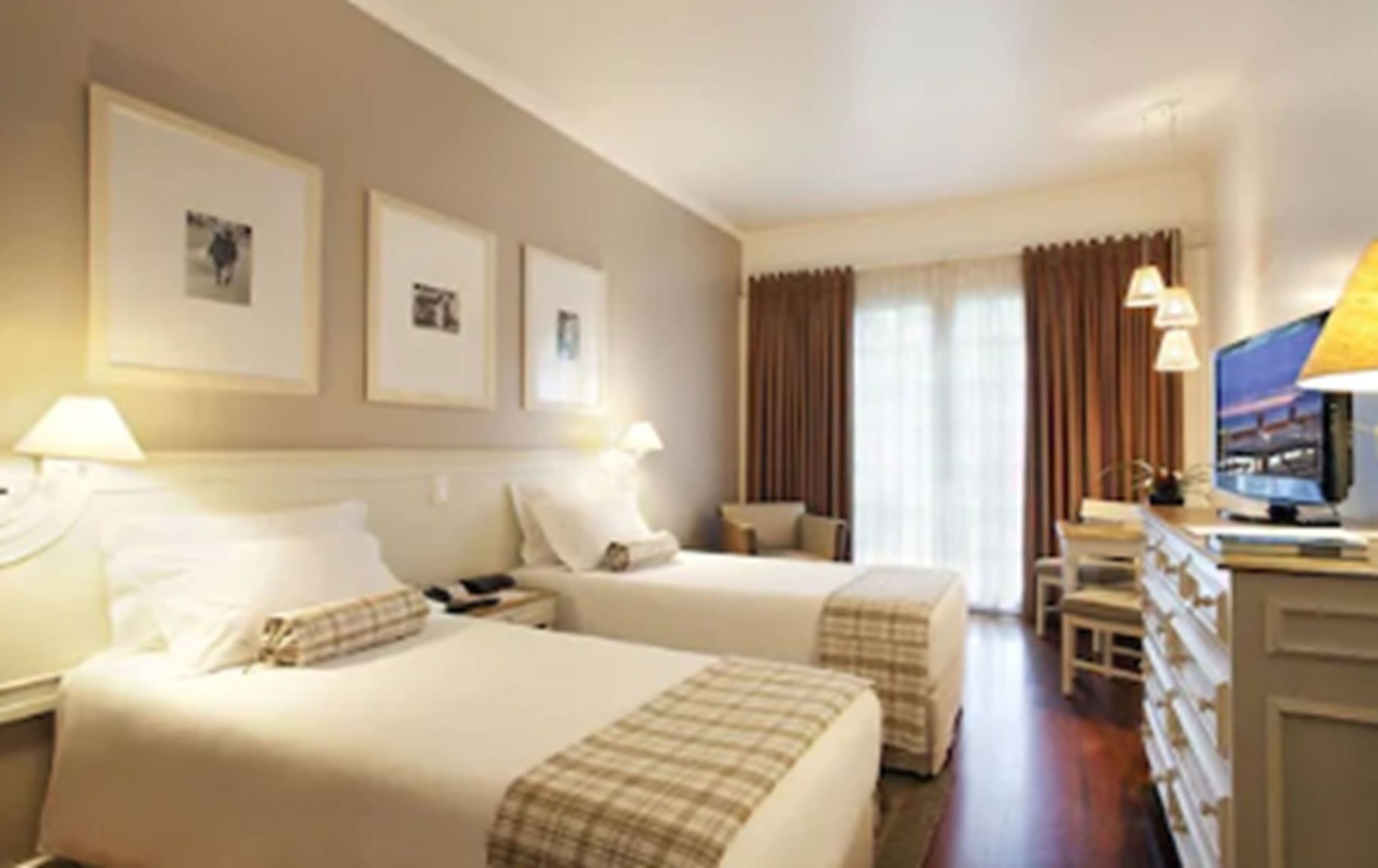 Minibar, cofre com capacidade para portátil, cortinas/cortinados opacos 