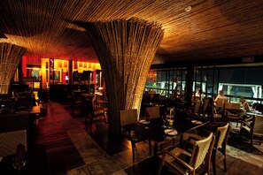 5 restaurantes, é servido café da manhã