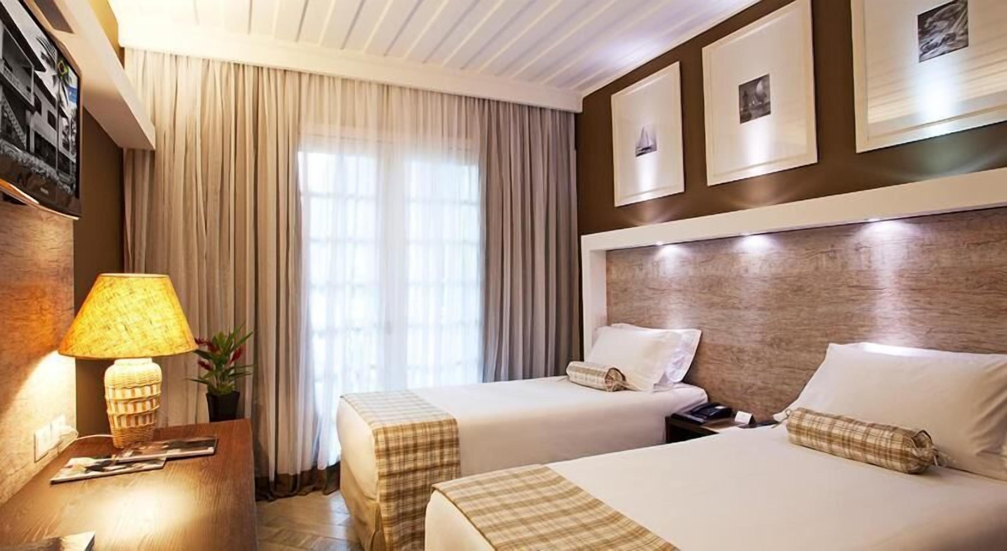 Minibar, cofre com capacidade para portátil, cortinas/cortinados opacos 