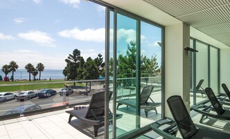 Piscina interna, funciona das 5h às 22h, espreguiçadeiras