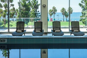 Piscina interna, funciona das 5h às 22h, espreguiçadeiras