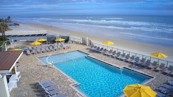 Piscina externa, funciona das 7h às 22h, barracas, guarda-sóis