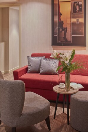 Suíte luxo | Área de estar | TV de tela plana, livros