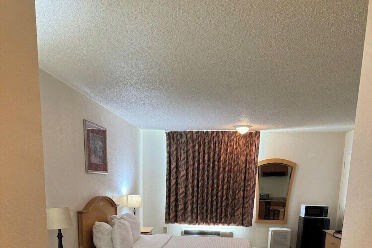 Cofres nos quartos, escrivaninha, cortinas blackout