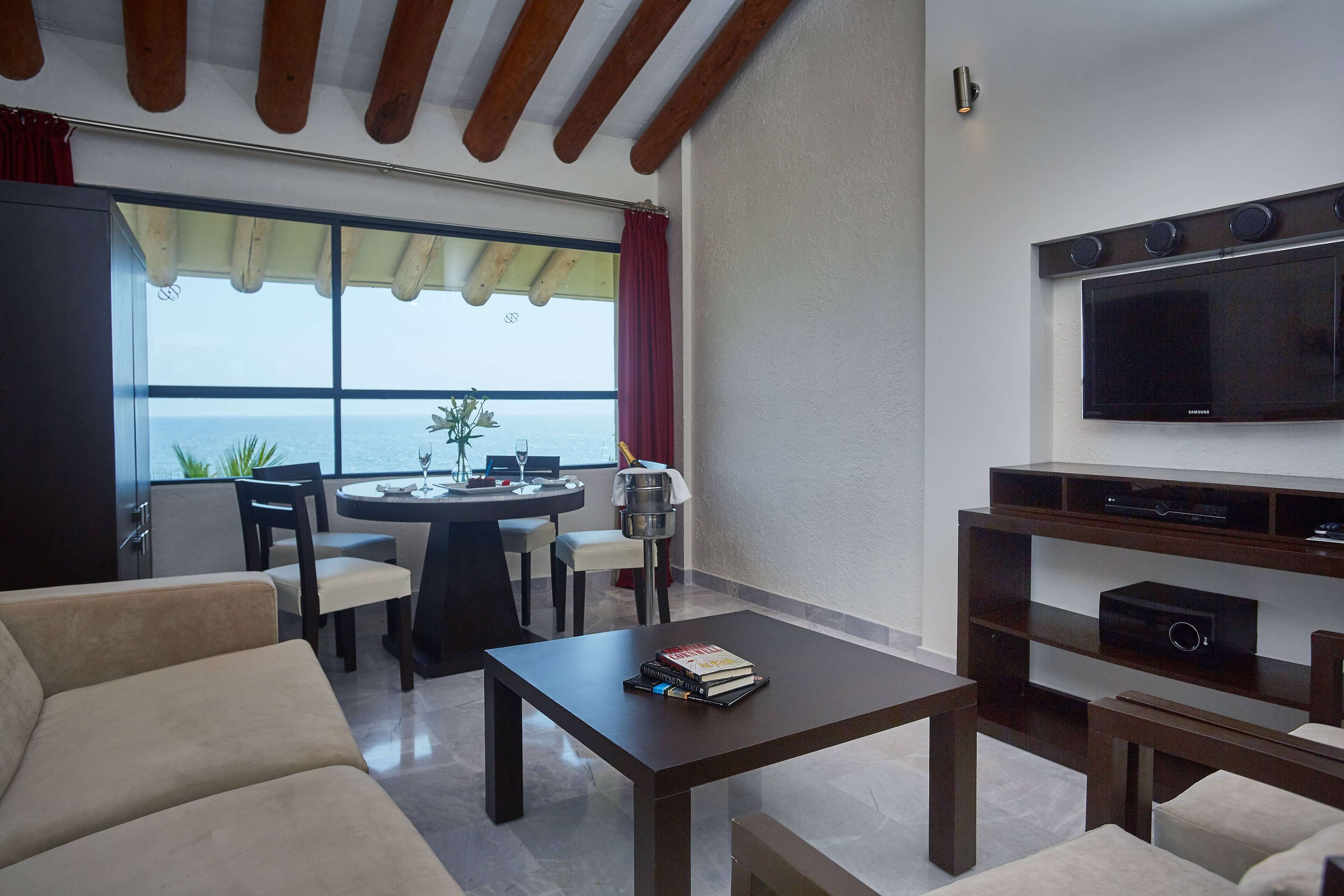 Frigobar (abastecido com itens grátis), cofres nos quartos