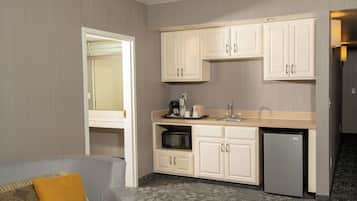 Suite, 1 quarto, não fumadores | Cozinha privada | Um frigorífico, um micro-ondas, uma cafeteira/bule