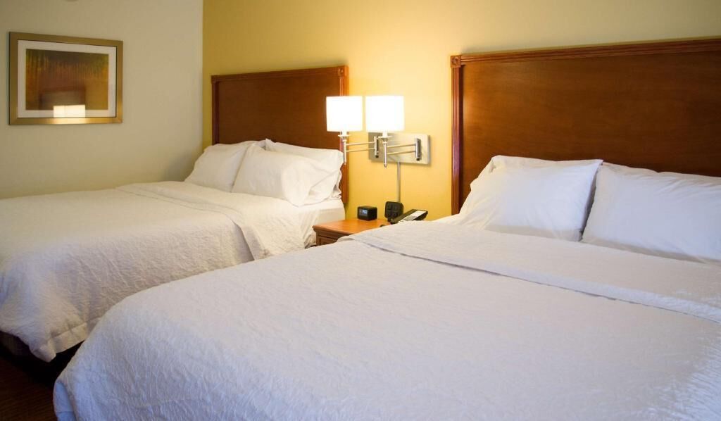 Roupas de cama premium, camas com colchões pillow-top, escrivaninha