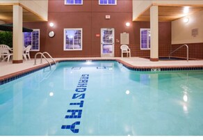 Piscina interna, funciona das 7h às meia-noite, espreguiçadeiras