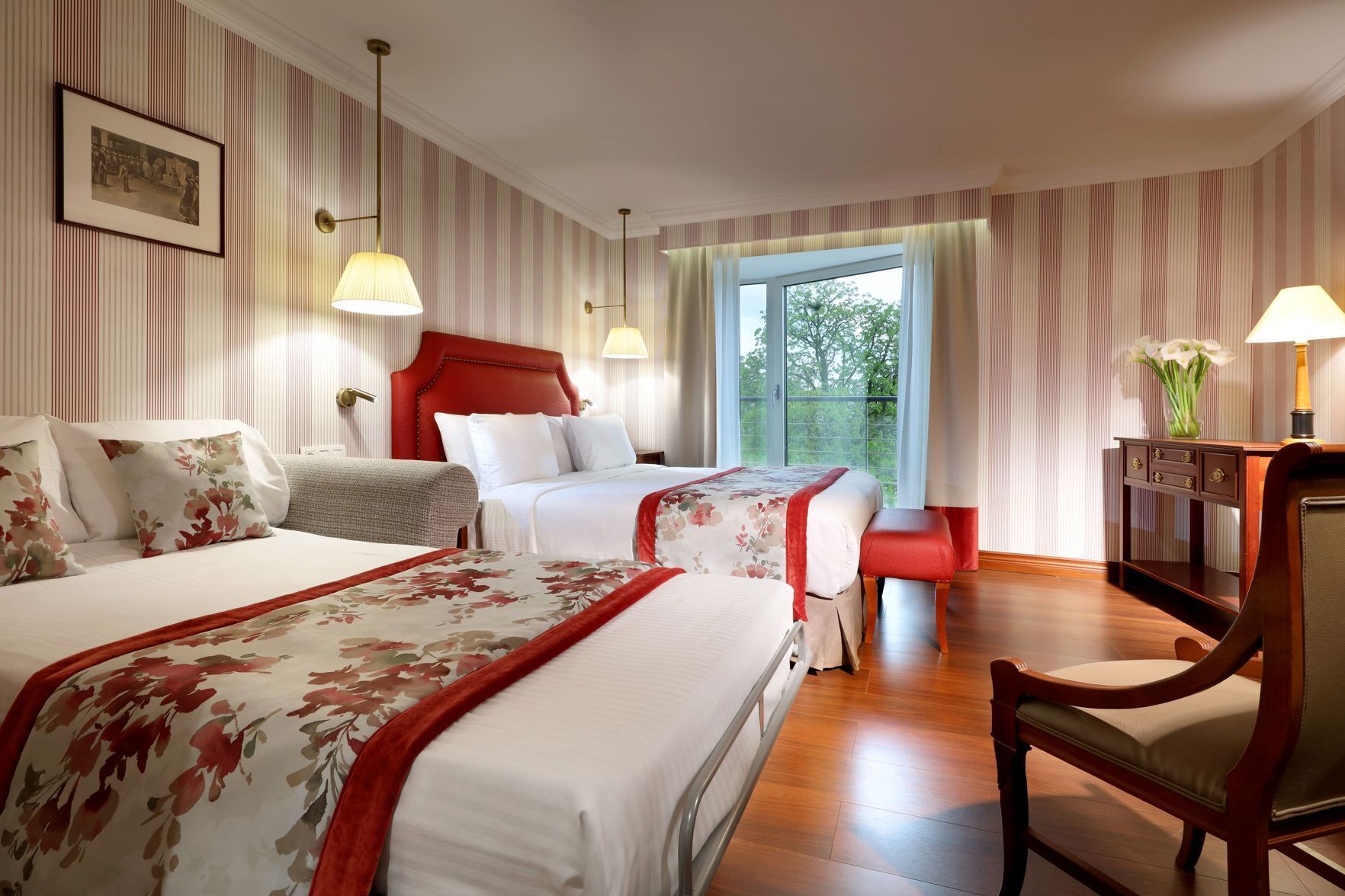 Frigobar, cofres nos quartos, individualmente decorados, escrivaninha