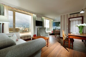 Minibar, cofre no quarto, com decoração personalizada, secretária