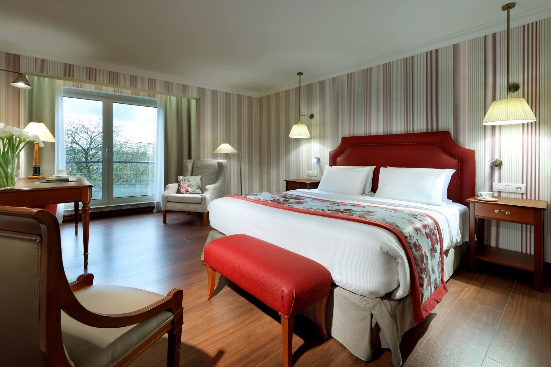 Frigobar, cofres nos quartos, individualmente decorados, escrivaninha