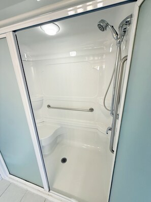 Quarto, 1 cama queen-size, acessível, não fumadores | Casa de banho | Artigos de higiene pessoal grátis, um secador de cabelo 