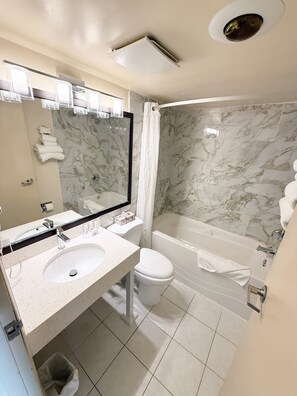 Quarto, 2 camas Queen, para não fumantes | Banheiro | Produtos de toalete grátis, secador de cabelo, toalhas de banho 