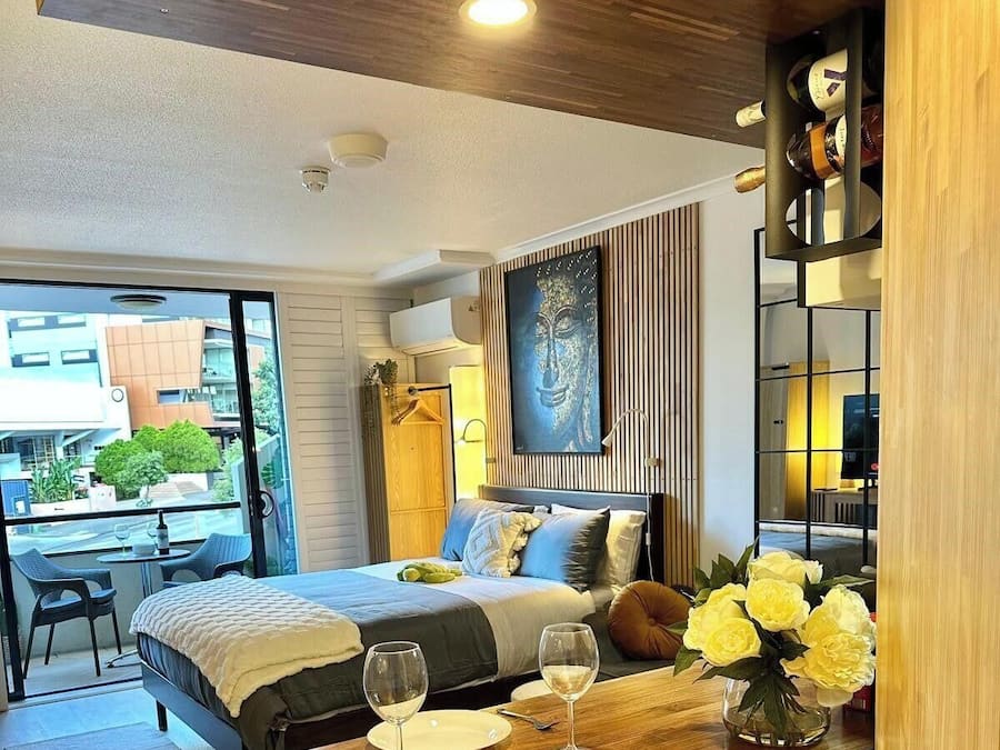 Estúdio Deluxe, 1 cama queen-size, Vista para a cidade | Refeições no quarto