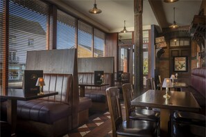 2 bares/lounges, este pub inglês 