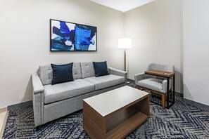 Suíte, 1 quarto (Walk-In Shower) | Roupas de cama antialérgicas, escrivaninha