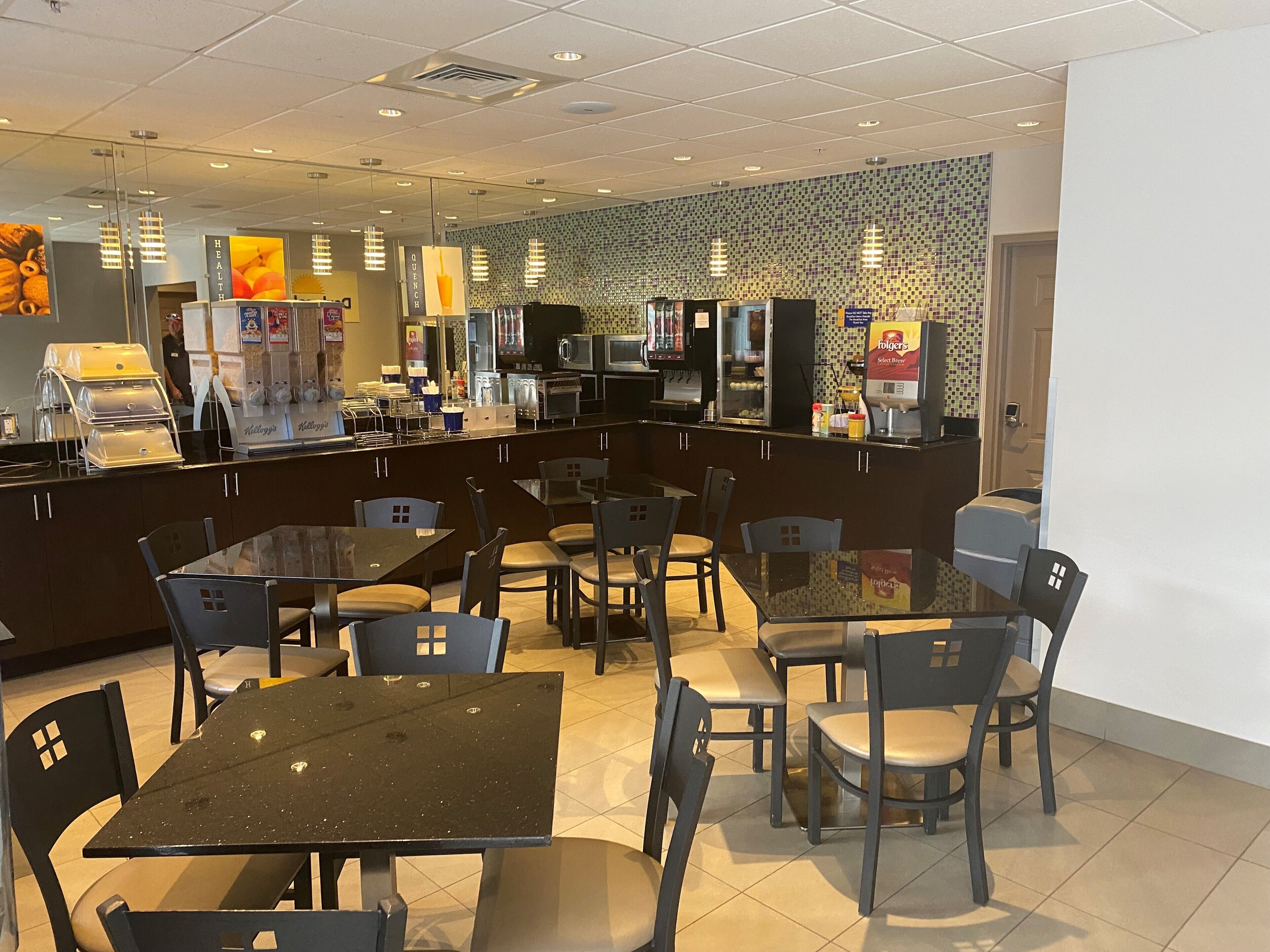 Um restaurante com balcão, área de estar e cozinha.