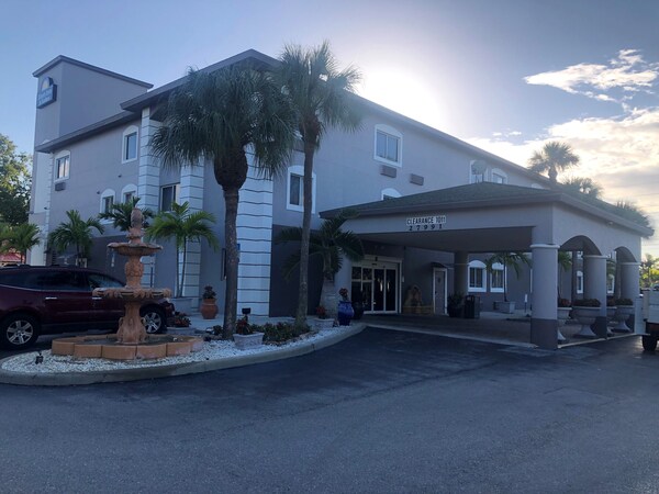 Days Inn & Suites By Wyndham Bonita Springs North Naples - Bonita Springs, FL