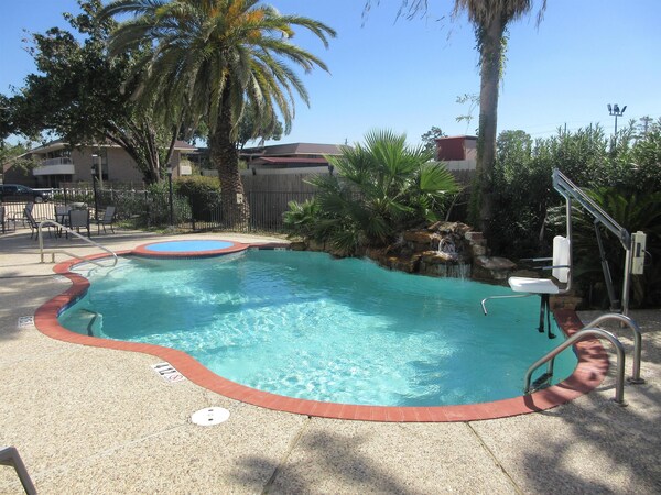 Best Western Champions Forest Inn And Suites - Tomball, TX